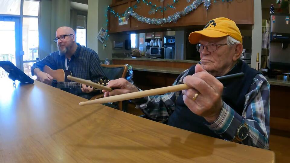 Iowa WWII veteran known as ‘The Drummer’ shares gift of music this ...