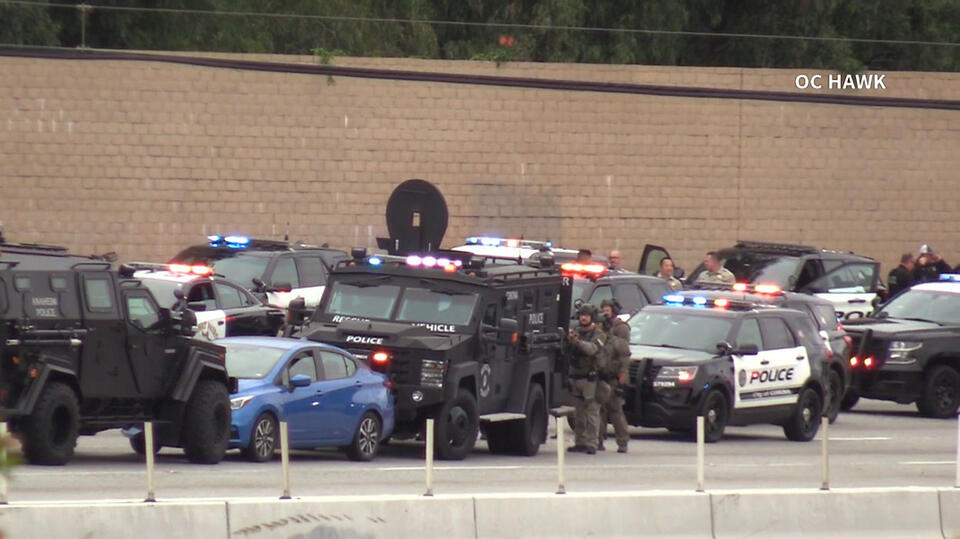 Pursuit suspect barricade on 91 Freeway ends; suspect reported dead ...