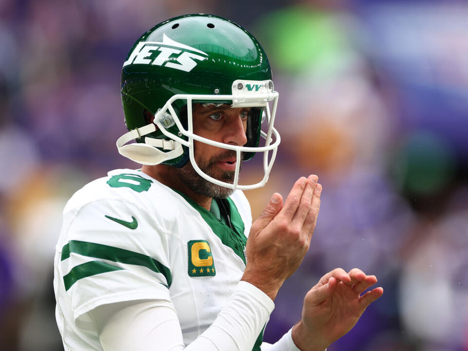 Video of Aaron Rodgers Crawling Around in Pain Goes Viral