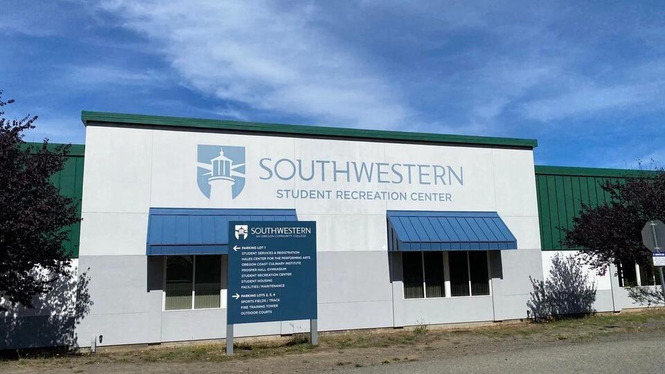 Hundreds of students arrive at SWOCC for move-in day 2025 - NewsBreak