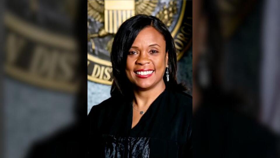 Judge who lied about sex with officer in chambers issues apology ...