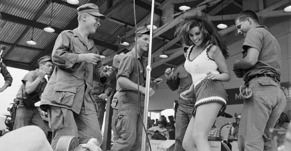 20 Striking Photos of Soldiers in the 1970s - NewsBreak