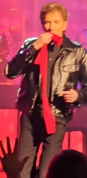 EXCLUSIVE: Looks like he made it! Barry Manilow kicks The King off his ...