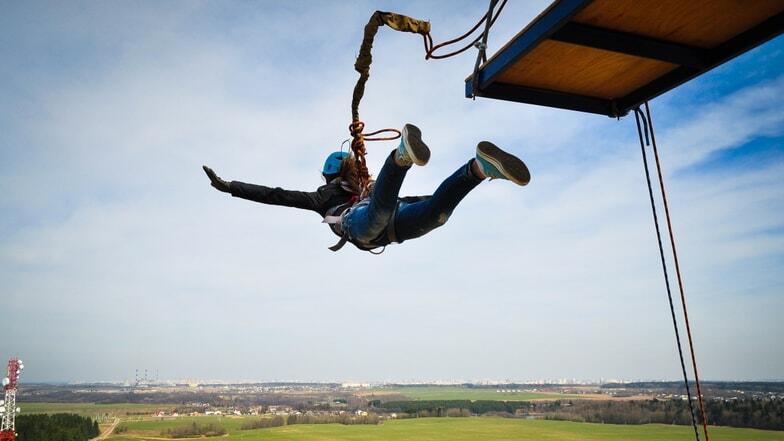 Tourist’s Bungee Cord Snaps Midair in Terrifying Moment: VIDEO - NewsBreak
