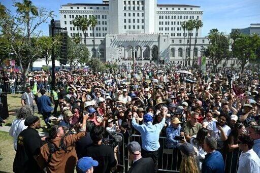 Sanders is drawing tens of thousands of people to his "fighting ...