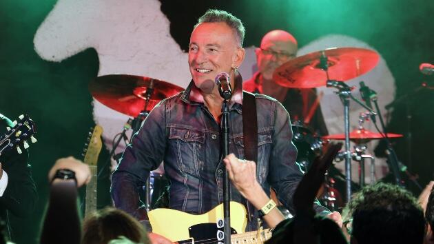 Bruce Springsteen makes surprise appearance at The Stone Pony - NewsBreak