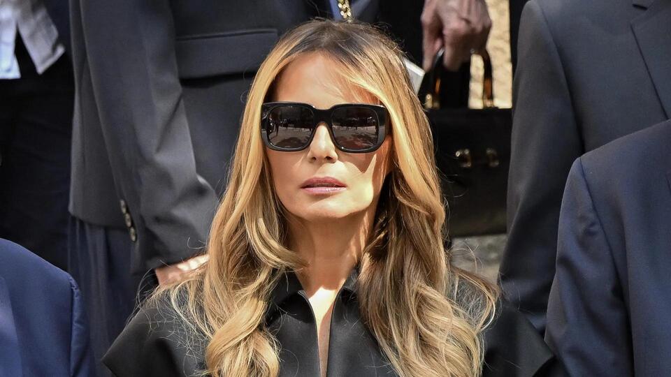 It’s Givin’? Melania Trump Is Trending After The White House Released Her Official Portrait For ...