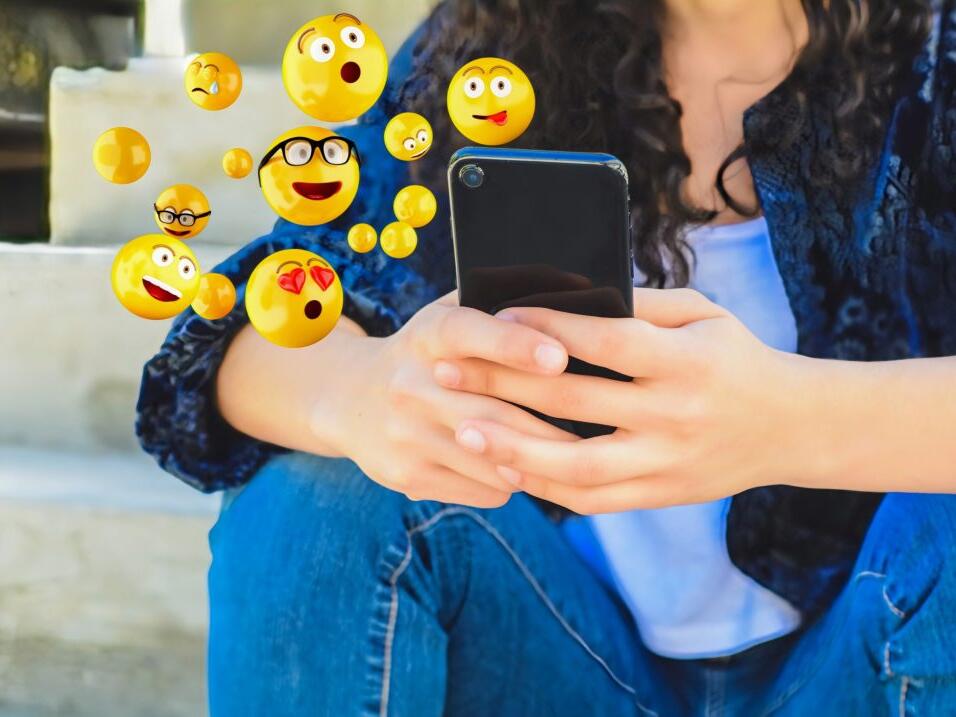 How you send and use emojis explains your attachment style