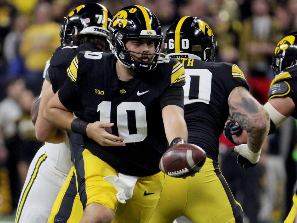 Iowa QB Deacon Hill Announces Transfer Portal Entry