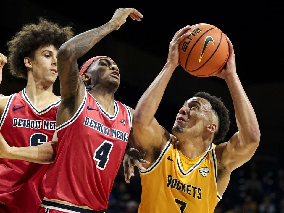 Toledo men's basketball hangs on to 7-point victory over Detroit Mercy ...