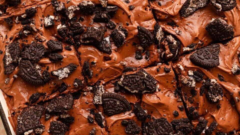 This Easy Layered Oreo Dirt Cake Is The Crowd Pleasing Dessert Everyone ...