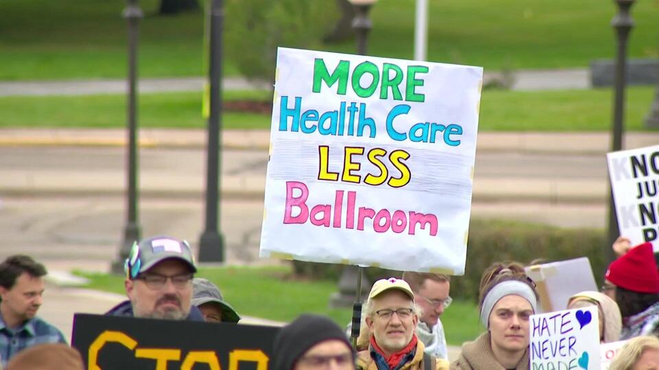 Minnesotans protest Kristi Noem visit, Trump policies at State Capitol ...