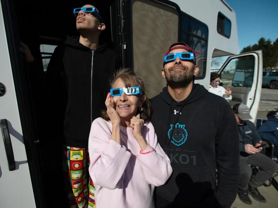 Thousands respond with awe to total solar eclipse passing through Maine