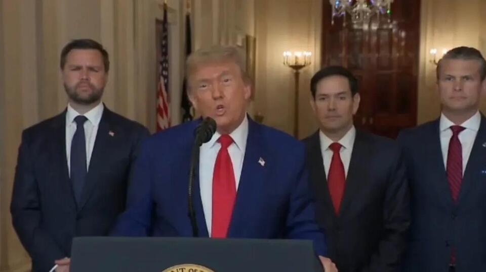 Donald Trump misspells his own name and everyone is saying the same ...