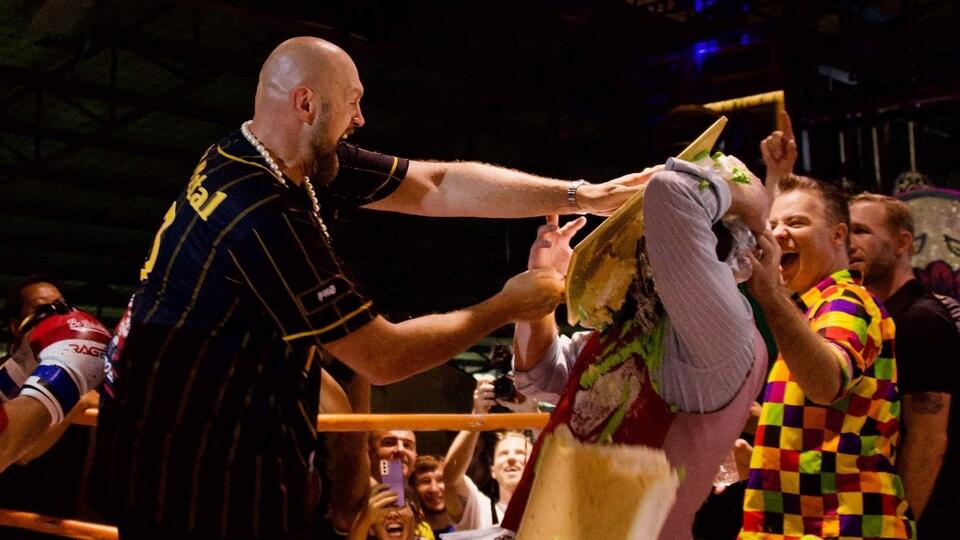 New training footage shows where Tyson Fury really stands after ...