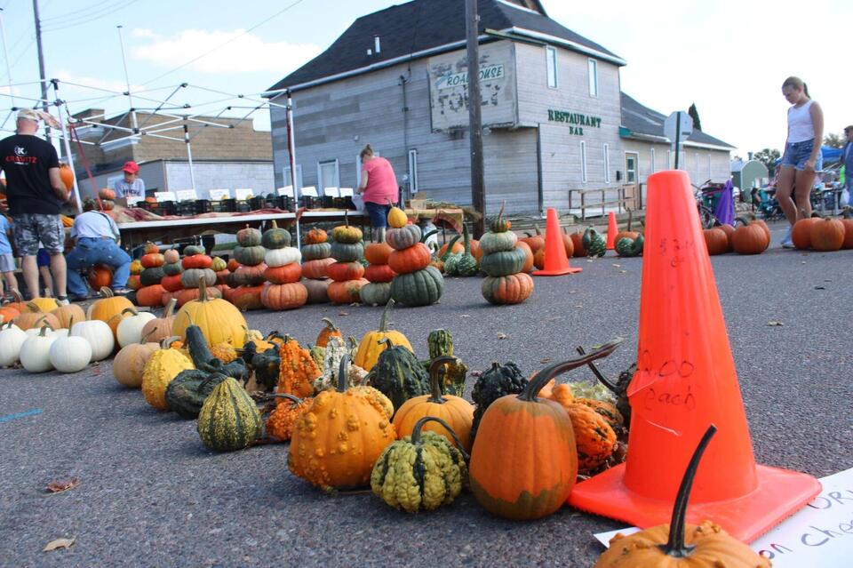 Warm and windy fall festival - NewsBreak