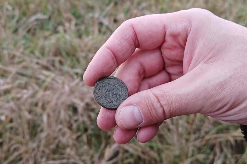 Treasure hunter leaves coin collectors speechless by back yard ...