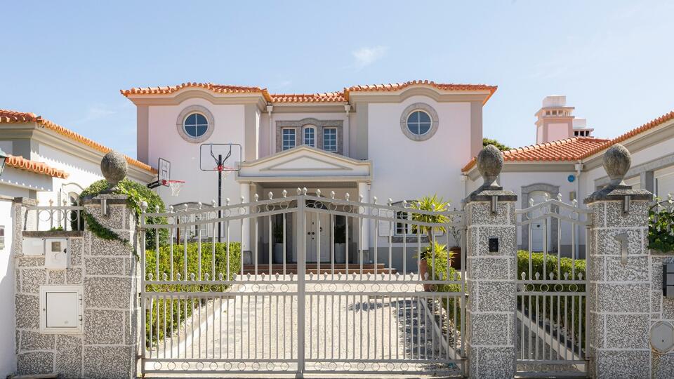 Convicted squatter reportedly returns to multimillion-dollar home after ...