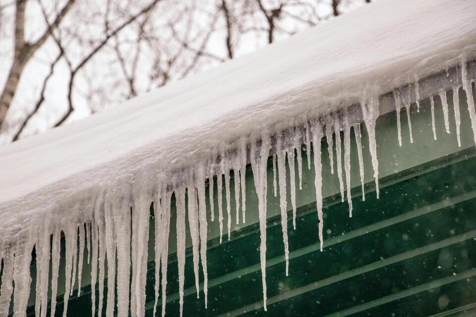 How to Spot Ice Dams on Your Roof and How to Fix Them - NewsBreak