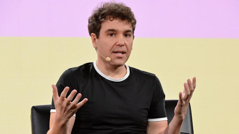 Pod Save America Host Announces Engagement to Coworker - NewsBreak