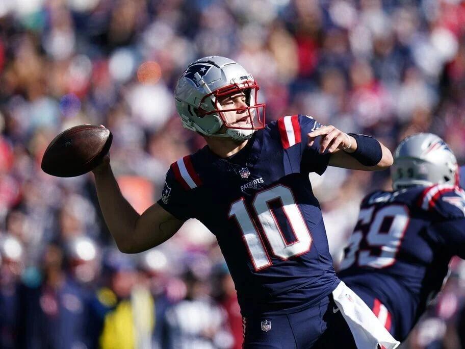 Patriots QB Drake Maye (head) ruled out at halftime vs. Jets