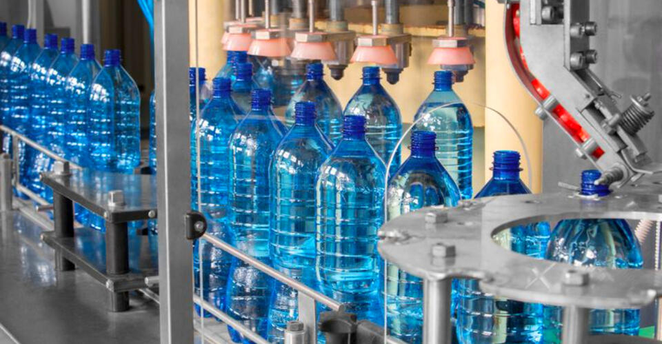 A New Study Found Only One Bottled Water Brand Without Microplastics ...