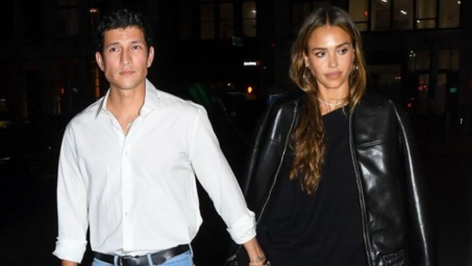 Jessica Alba & Danny Ramirez’s Beach Photos Are All About PDA - NewsBreak