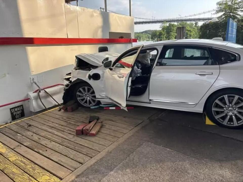 Car Crashes Into Popular Sightseeing Boat at Rondout in Kingston ...