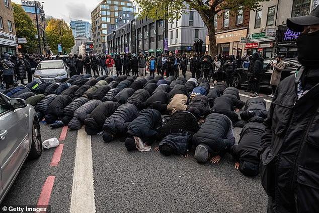 Police arrest left-wing protesters as they defy police ban to confront ...