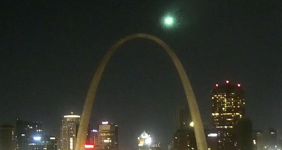 Video: Meteor Explodes Over St. Louis Arch & Reports of Another - NewsBreak