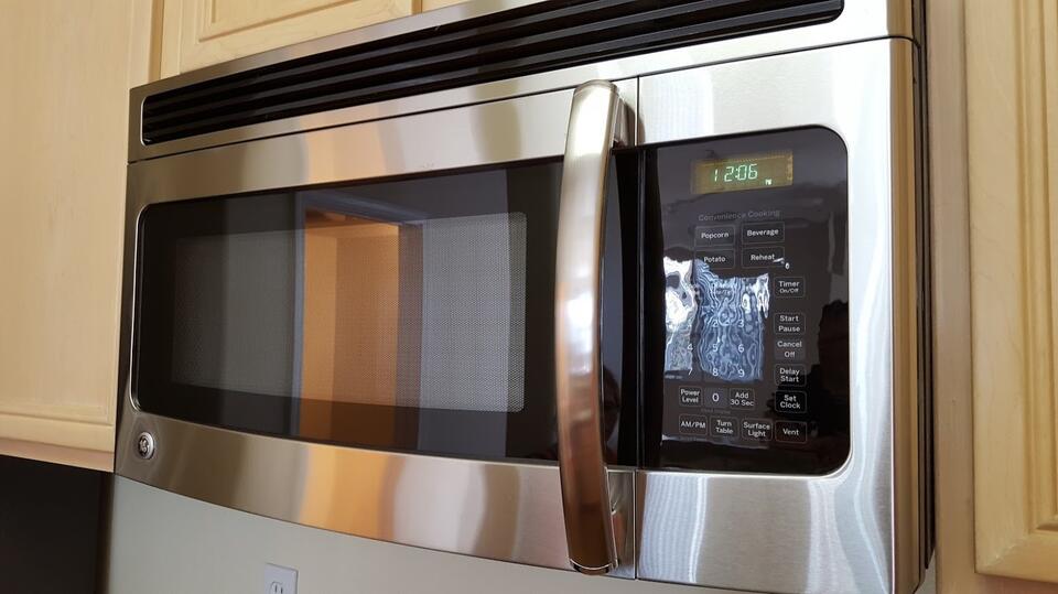 Never Microwave These 7 Foods, Experts Warn - NewsBreak