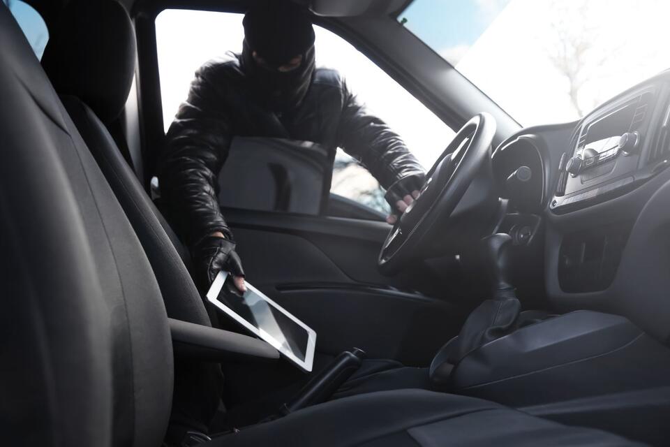 Thieves Stealing Phones and Draining Bank Accounts in Boston - NewsBreak