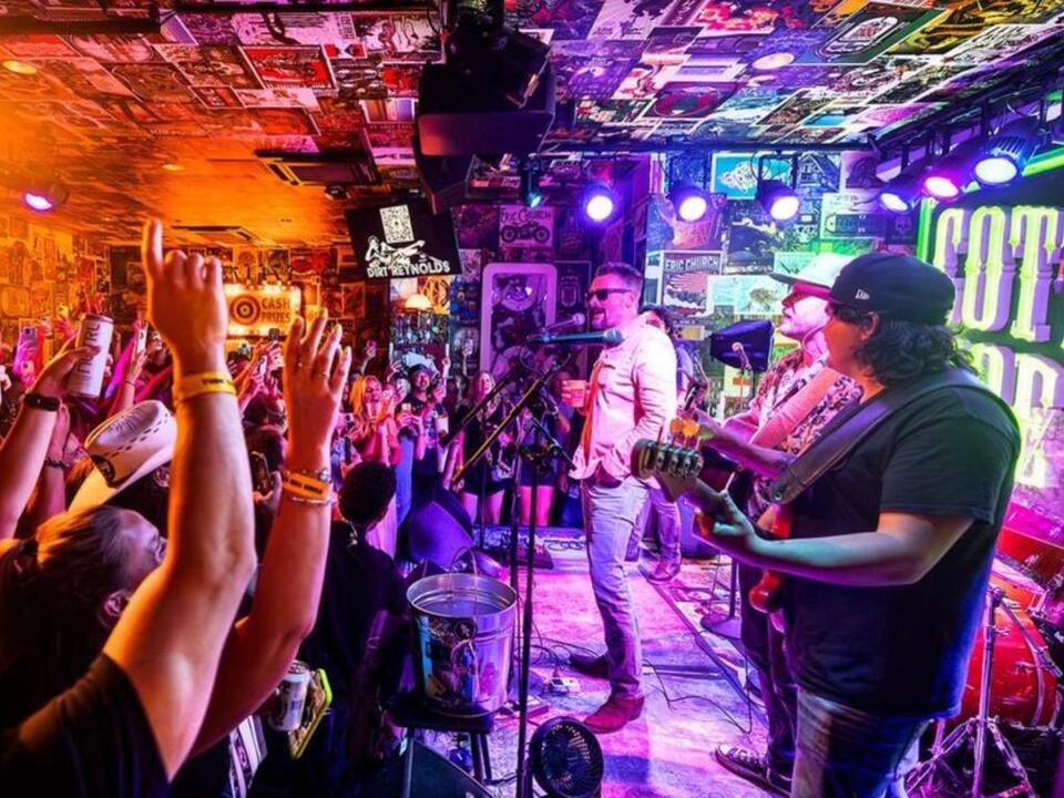 Eric Church Hops On Stage At His Nashville Bar, Chief’s, For Surprise ...