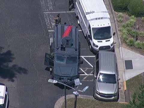 Sky 5 flies over barricade situation at Raleigh apartment