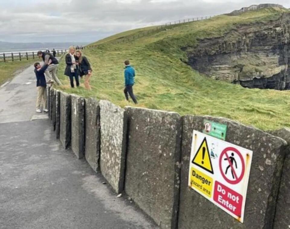Photos of entitled tourists ignoring warning signs for photo ...