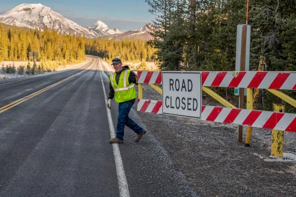 Sign of the season: Deschutes County road crews close gates on Cascade ...