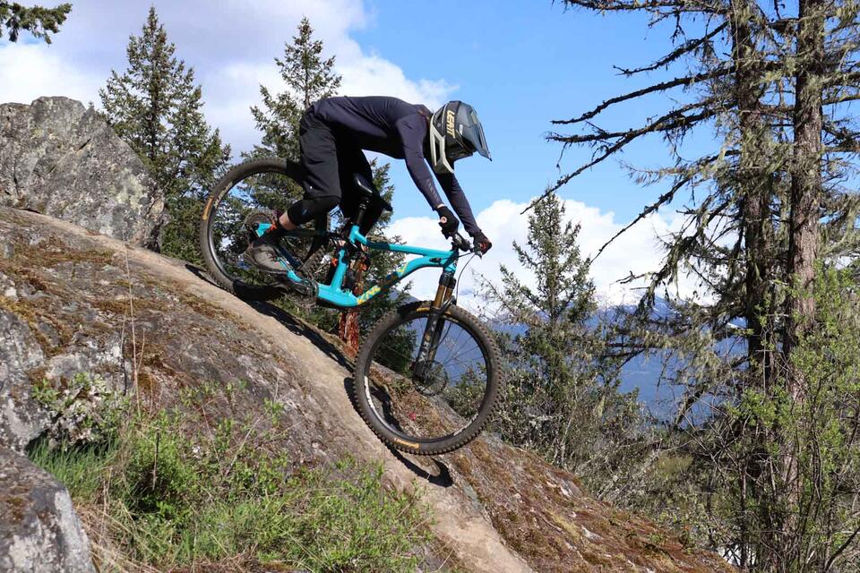Leatt’s Gravity 5.0 Full Face Helmet Is Light, Well-Vented and ...