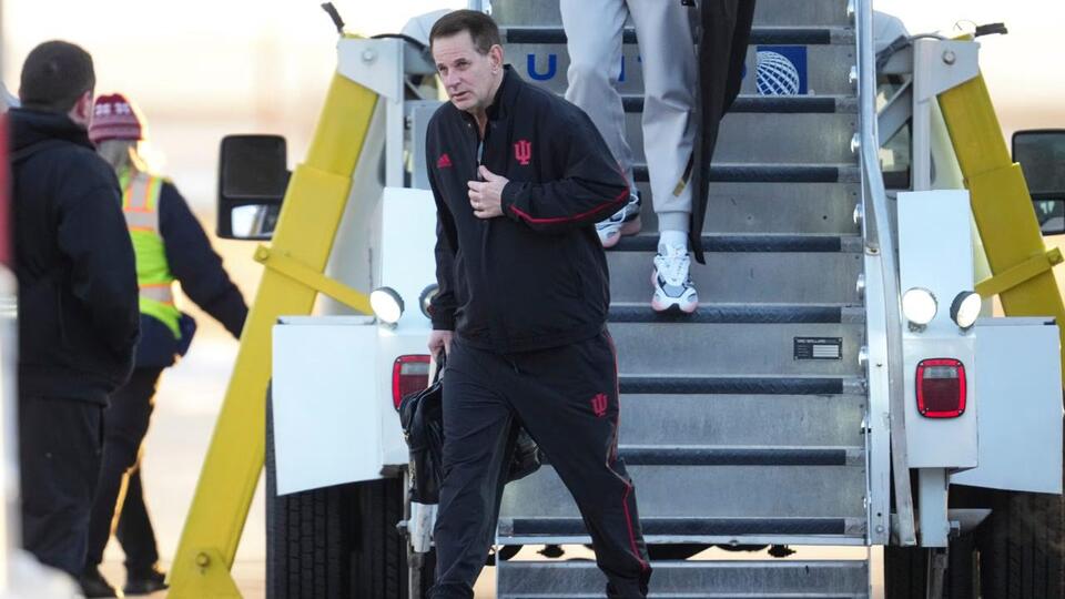 Hoosiers and their fans brave a strong winter storm to celebrate the ...