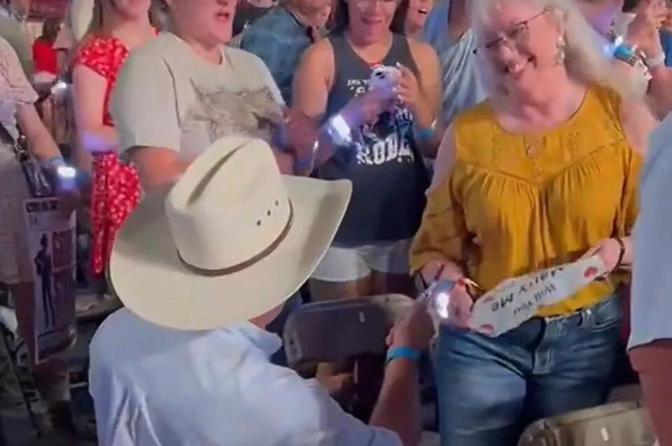 Country Music Fan Goes Viral With “Check Yes Or No” Proposal During ...