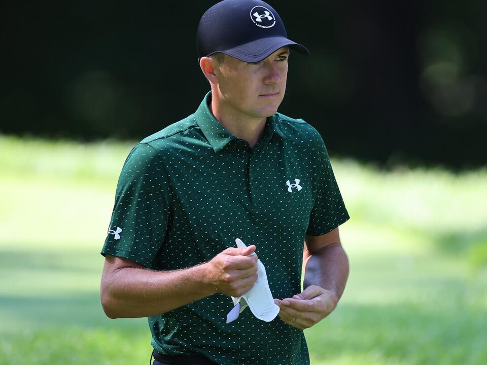 Jordan Spieth hot out of gates, fires low one to give himself chance at ...