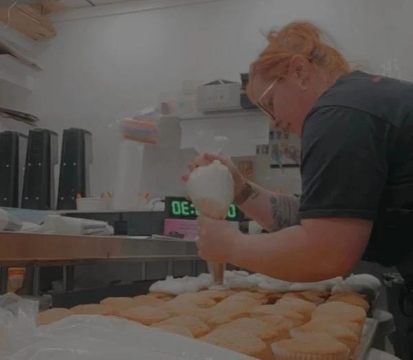 Parkville baker sets world record for most cupcakes iced in one minute ...