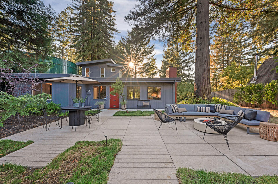 Mid-Century Modern Russian River Home Is a Cozy Retreat in the Redwoods ...