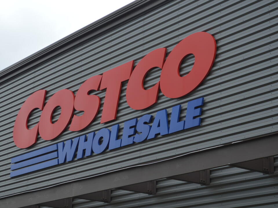 Costco Is Selling a Classic 32-Piece Tupperware Set For an Unbeatable ...