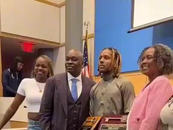 🔥Lil Durk was awarded the Key to the City 3 days before his arrest. It has now been revoked.