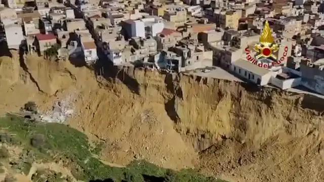 Watch: Train Clears Heavy Snow Off Tracks In Scotland - NewsBreak