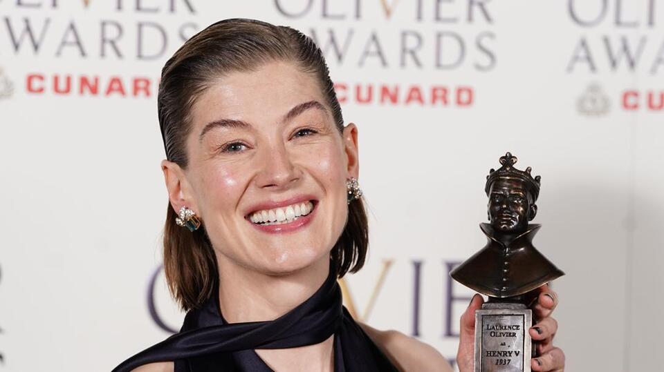 Hollywood Star Tears Into Theater Audience Member for Bad Behavior ...