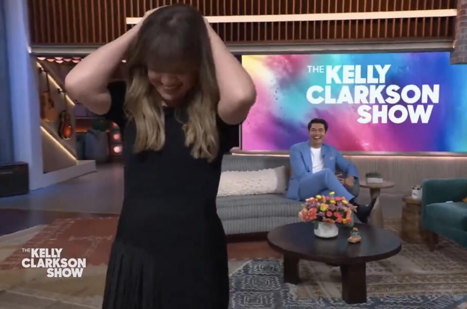 Kelly Clarkson Nearly Walked Off Stage After She Unintentionally Made A ...