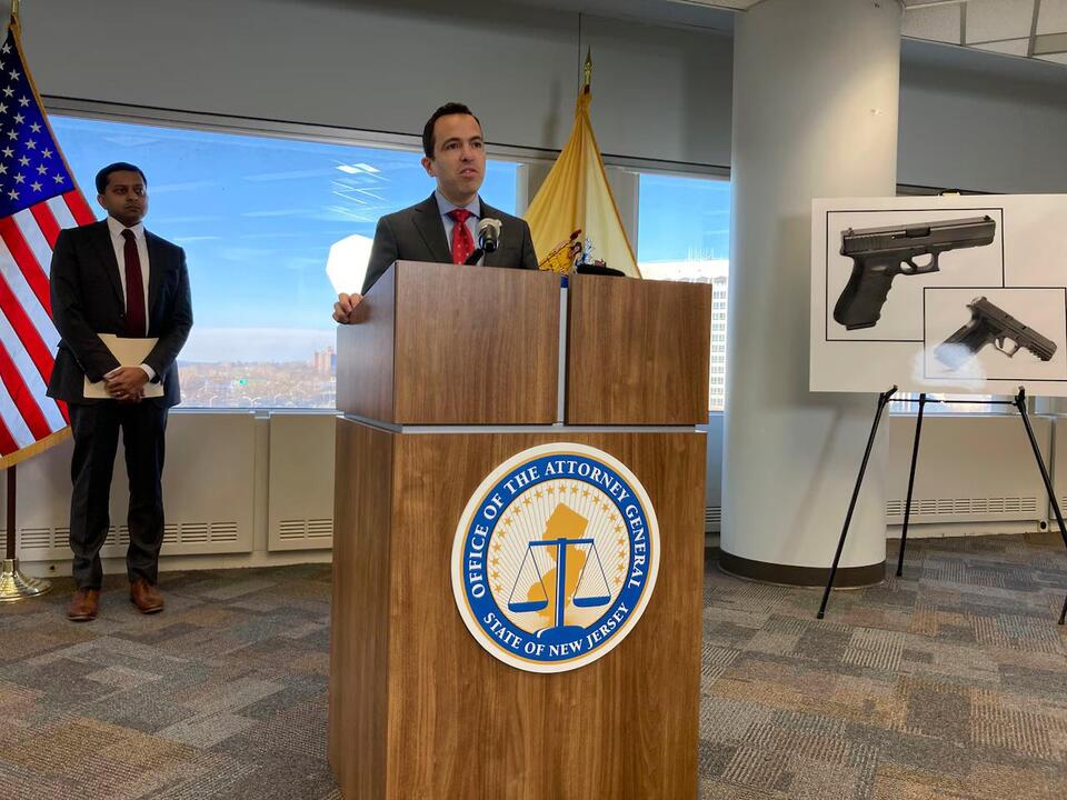 Smith & Wesson must cough up internal docs on how it markets guns ...