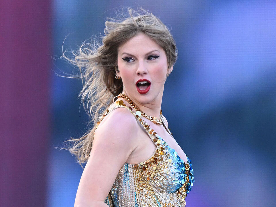 Taylor Swift's 'Cringe Dance Moves' Go Viral After Fans Share A New ...