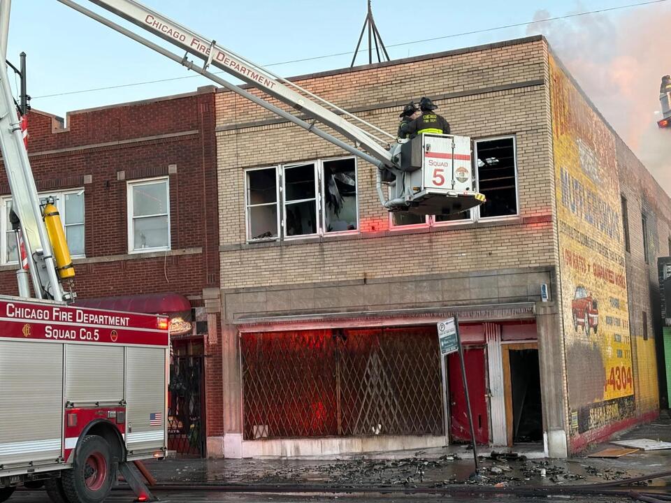 Crews battle heavy fire on SW Side - NewsBreak